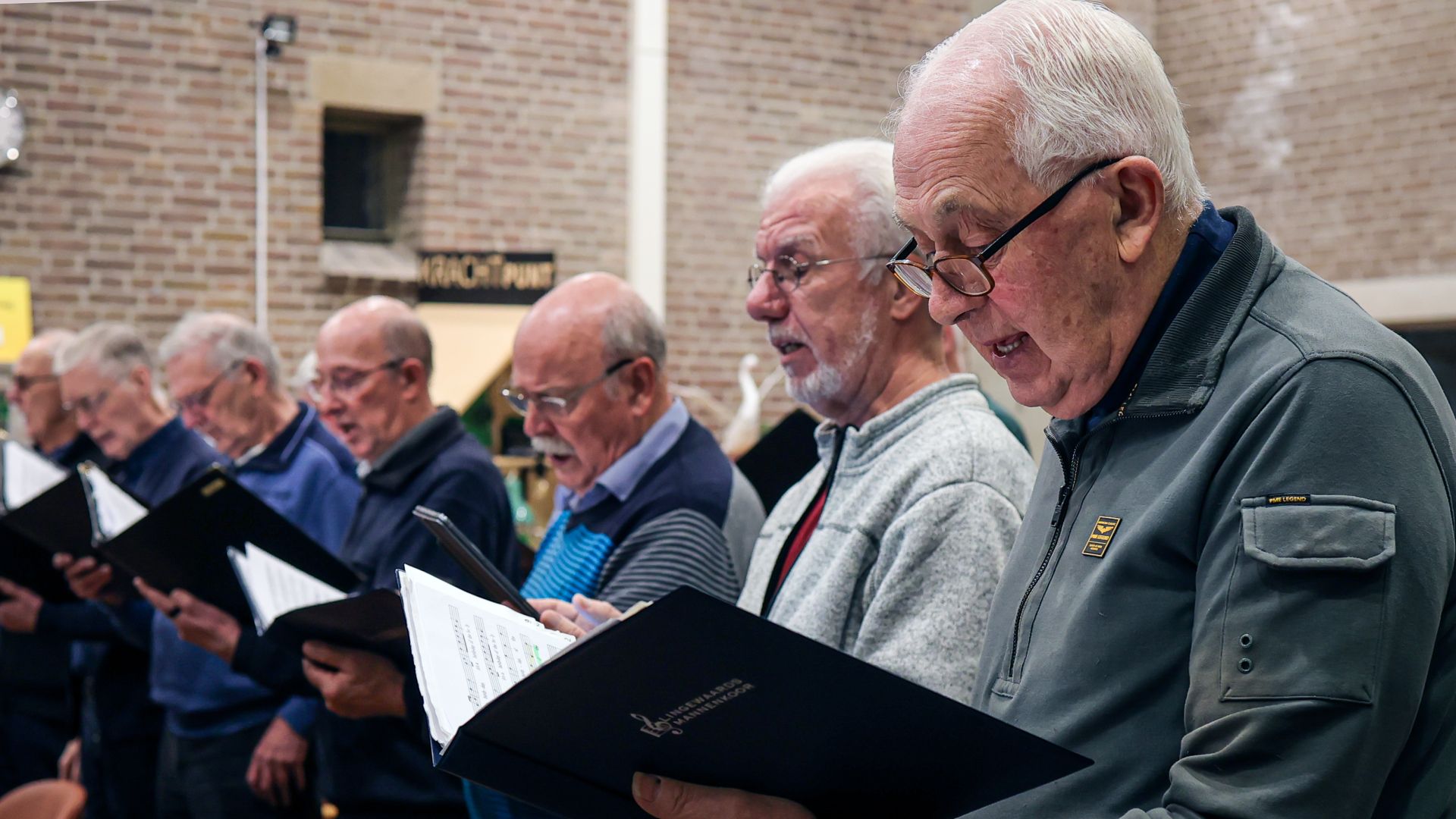 Lingewaards mannenkoor druk met repeteren... - Omroep Lingewaard